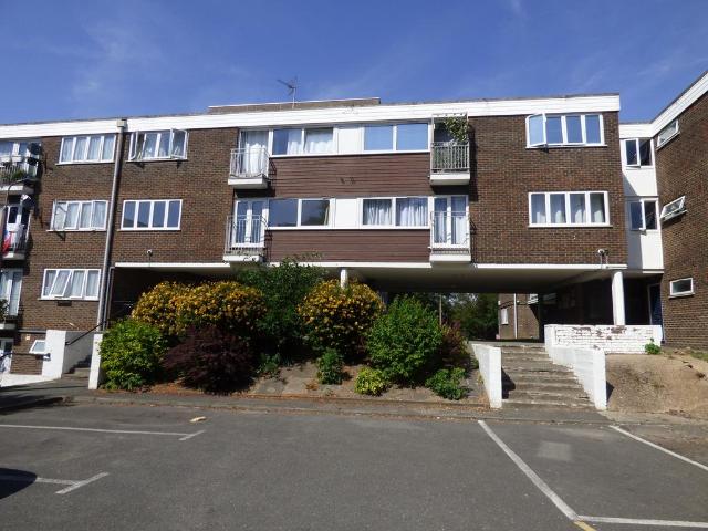Sir Francis Way, Brentwood, CM14 2 bed flat to rent £1,375 pcm £317 pw