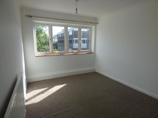 Sir Francis Way, Brentwood, CM14 2 bed flat to rent £1,425 pcm £329 pw