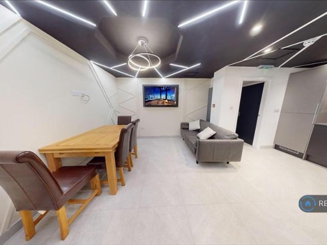 Sir Henry Parkes Road, Coventry, CV4 6 bed semi detached house to rent £4,350 pcm £1,004 pw