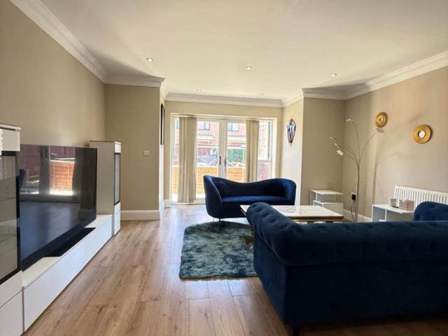 Sir John Court, Staines Upon Thames 3 bed end of terrace house to rent £2,400 pcm £554 pw