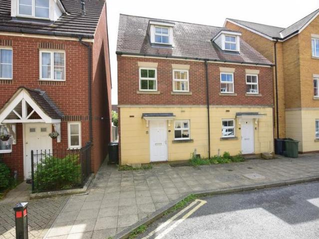 Sir John Fogge Avenue, Ashford, Kent, TN23 3 bed semi detached.