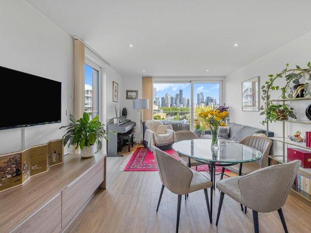 Sirius House, Seafarer Way, London, SE16 2 bed flat to rent £2,500 pcm £577 pw