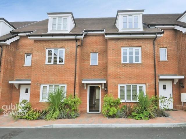 Sister Ann Way, East Grinstead, RH19 4 bed townhouse to rent £2,250 pcm £519 pw