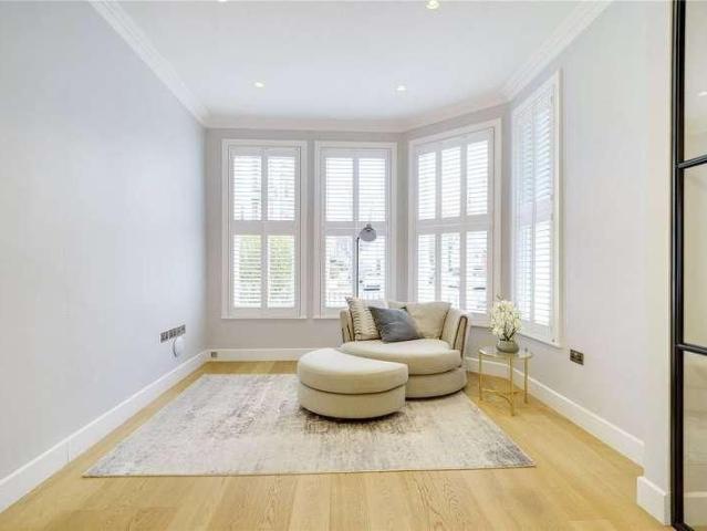 Sisters Avenue, London, SW11