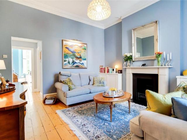 Sisters Avenue, London, SW11 1 bed flat to rent £2,950 pcm £681 pw