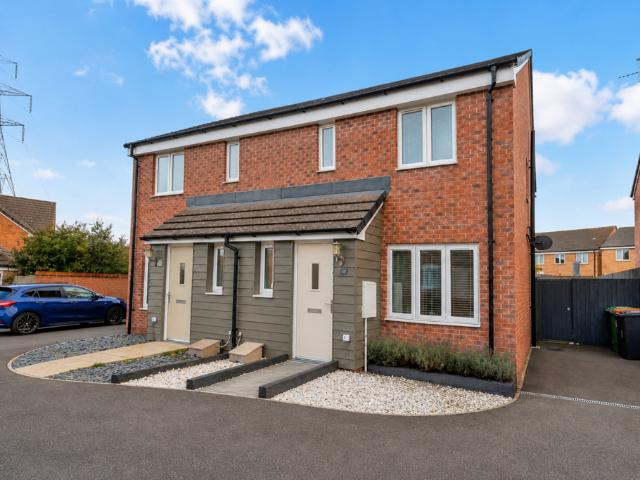 Siskin Grove, Leighton Buzzard LU7 3 bed semi detached house to rent £1,695 pcm £391 pw