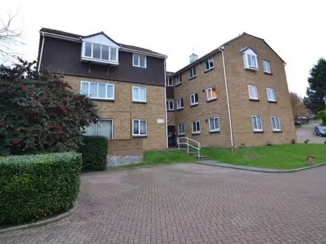 Sittingbourne ME10 2 bed flat to rent £1,050 pcm £242 pw