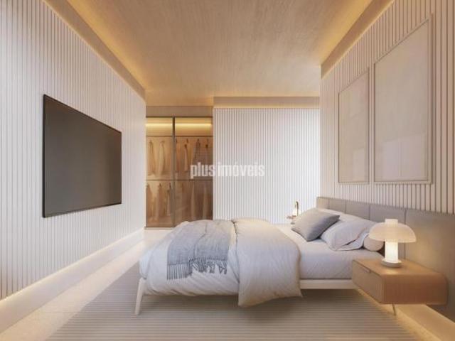 Situado no topo da Vila Madalena, alinhado às antenas da cidade, na parte mais elevada da Capital