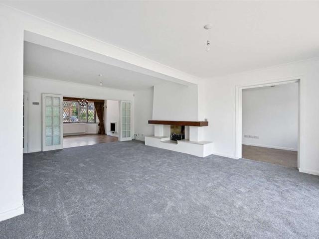 Situated in a desirable and popular location, an attractive 4 bedroom family home offering good size accommodation and a beautifully landscaped garden