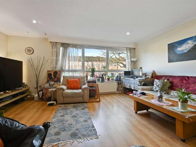 Situated in a ideal location next to Moor Park station is this very spacious and well presented three bedroom home. Available 26th June on an unfurnished basis