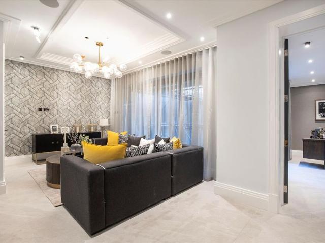 Situated in an enviable position overlooking the Common, this beautifully designed house offers contemporary and modern living in Wimbledon Village