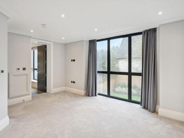Situated in an enviable position overlooking the Common, this house offers modern living in Wimbledon Village