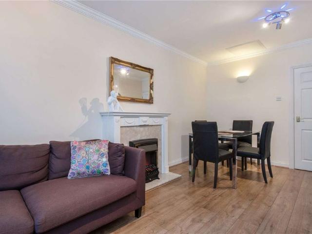 Situated on Central Street, EC1 is this modern 4 bedroom townhouse recently refurbished offering over 900 square ft of accommodation
