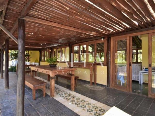 Sítio à venda com área de 2,5 alqueires, casa de 500m² com piscina em Cesário Lange SP