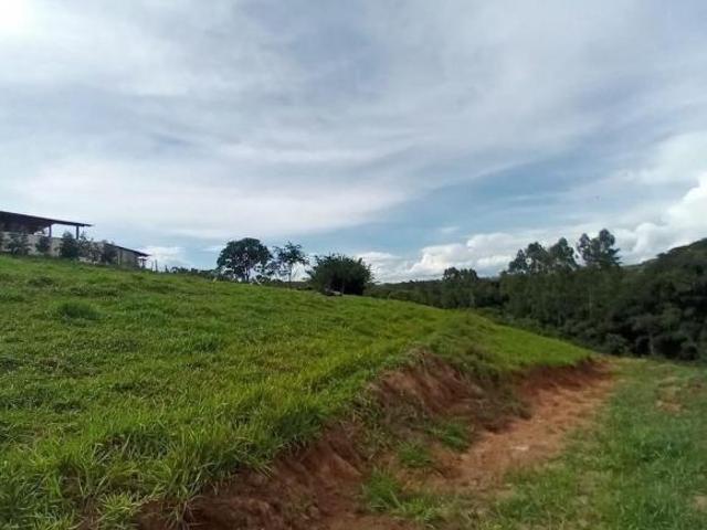 Sítio à venda em Mombuca, 3 dormitórios, 200m² – Recanto das Palmeiras