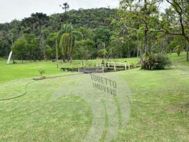 Sitio a Venda em Itapecerica da serra com Cachoeira.