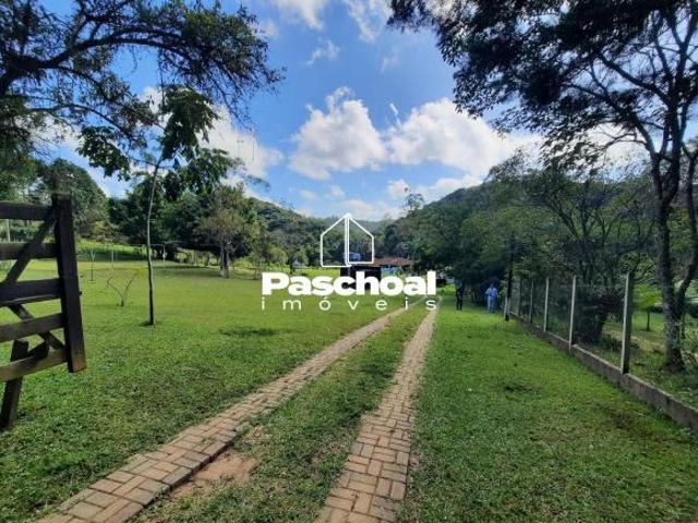 Sítio á venda em Juquitiba com piscina e lago
