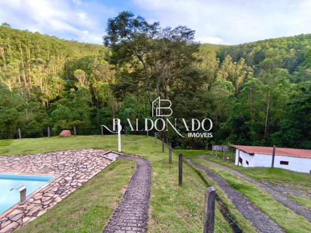 Sítio à Venda em Joanópolis/SP, 10.000m², Riacho, Piscinas e 2 Casas Completas