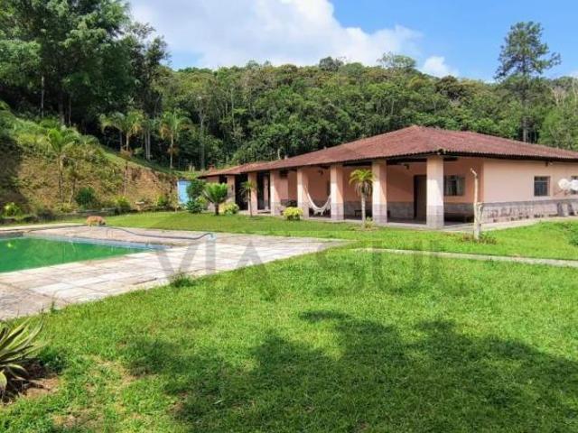 Sítio belíssimo em meio a natureza!