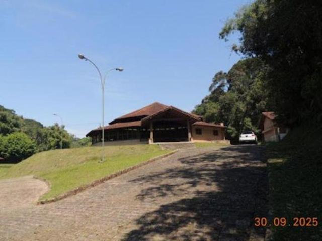 Sitio cercada por Mata Atlântica preservada criando um ambiente natural raro e altamente valorizado