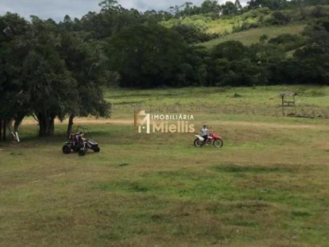 Sítio com 22 hectares na Estrada da Braquinha