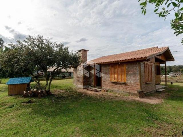 Sitio com 2 casas, 1 piscina