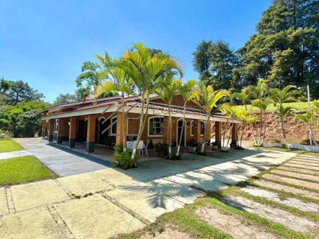Sitio com 44 mil m² a venda, 4 báias, lago, campo, pomar, pasto, horta, ótima localização