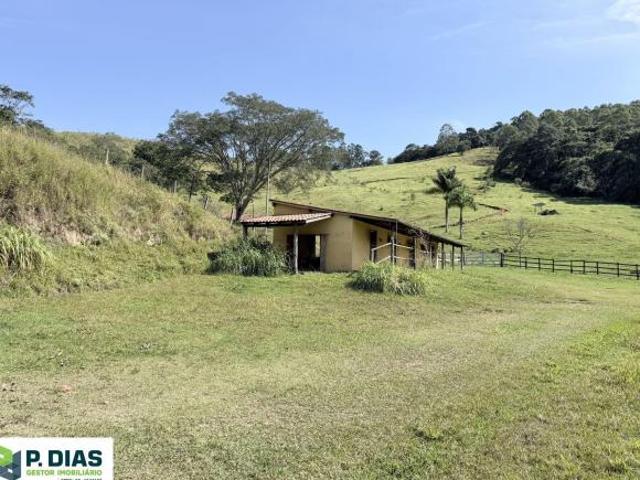 Sítio com Casa Colonial em Pinhalzinho — Viver na Roça com Estilo