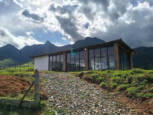 SÍTIO COM BELA CASA ENVIDRAÇADA EM CRUZEIRO SP