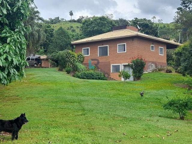 SÍTIO COM BELAS CONSTRUÇÕES E LAGOS EM TAUBATÉ SP