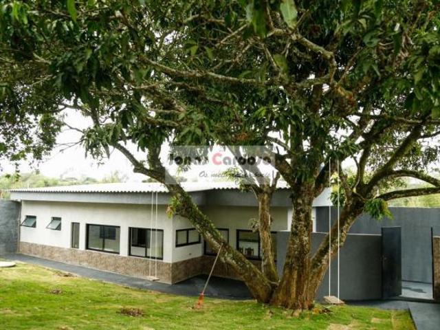 Sitio com duas casas independentes, área coberta com churrasqueira, arvores frutíferas e terreno com
