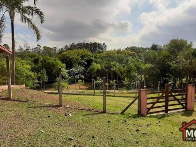 sitio com estrutura completa e muito verde e arvores frutíferas