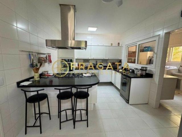 Sitio com O terreno é composto por 3 lotes padrão aproximadamente 1.100m² cada, portanto conta com