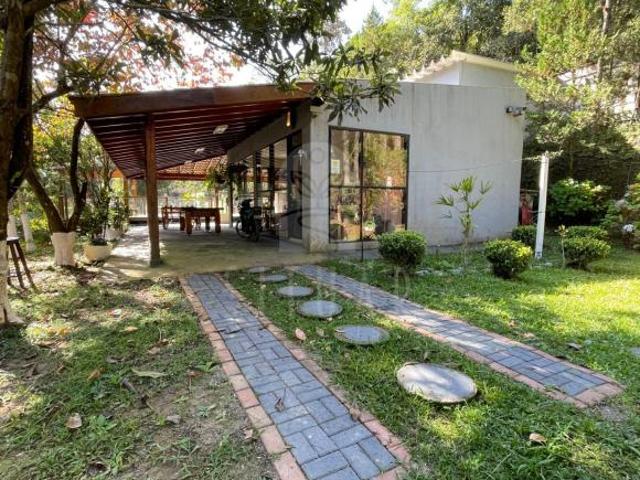 Sítio com lago e lazer em harmonia com a natureza