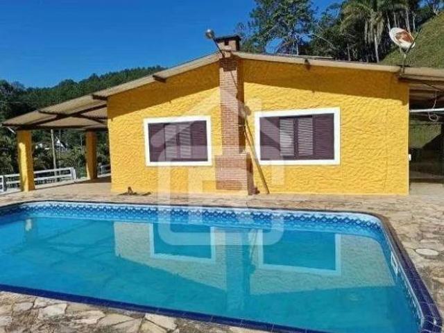 Sitio com lago e piscina