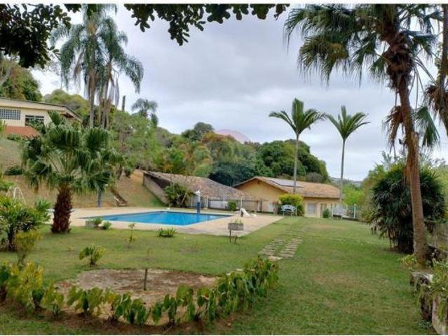 Sítio, com piscina, área de lazer e casa de 300m². Próximo do centro de Juiz de Fora MG