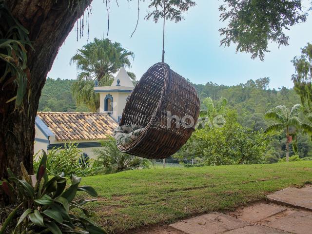 Sitio com piscina, área gourmet e beach tennis