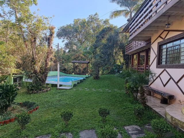Sítio com piscina e excelente localização LT0028