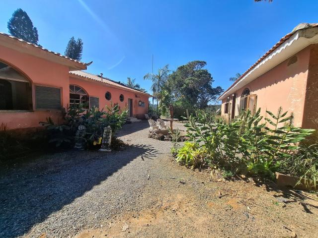 Sítio com piscina, quadra de tênis e lazer LT0033