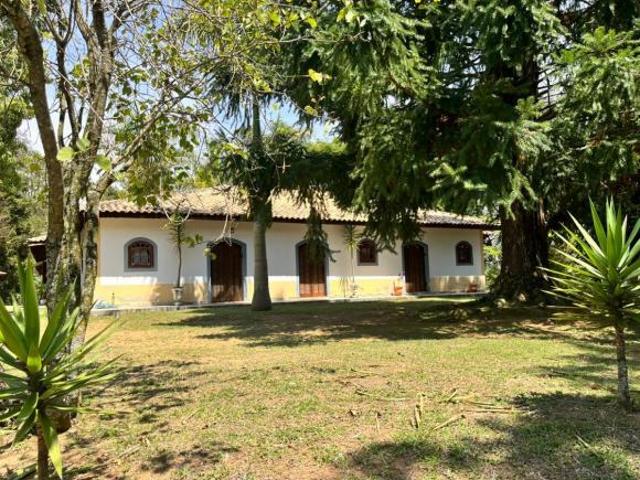 SÍTIO DE ALTO PADRÃO 14 ALQUEIRES PEDRA BELA SP COM ESCR. DIVISA COM TOLEDO MG