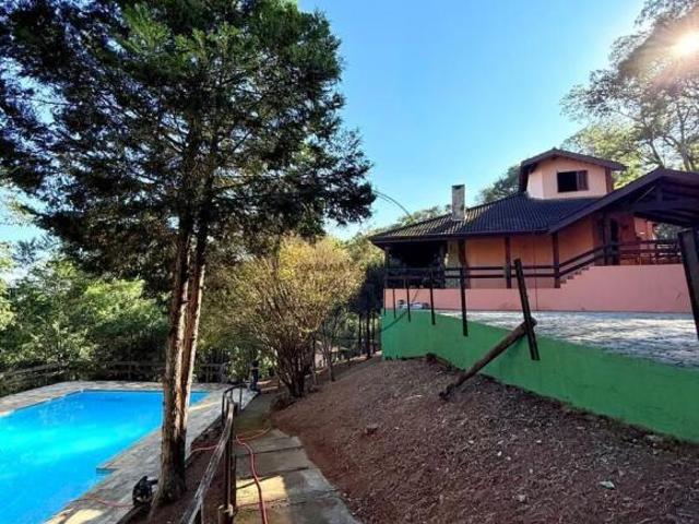 Sítio deslumbrante à venda em Atibaia com área de 24.000 m²