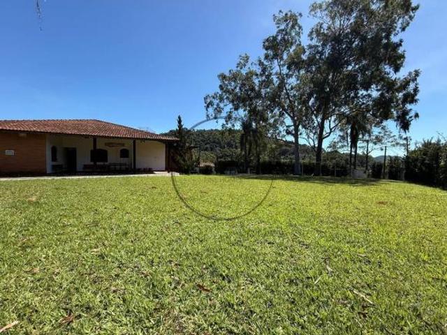 Sítio em Atibaia com 30.000 m², lazer completo e fácil acesso à Fernão Dias