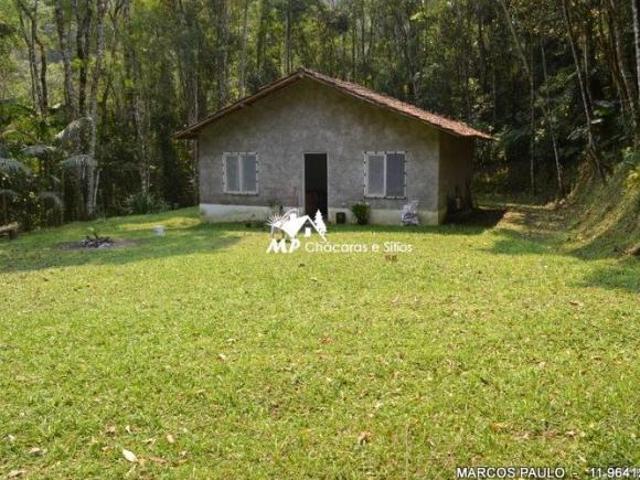SÍTIO EM MEIO A NATUREZA