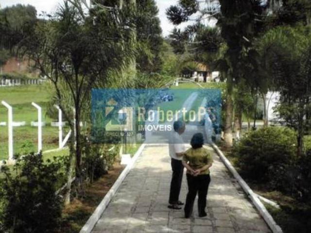 Sítio em ótimo estado de conservação com 18000 metros quadrados sendo 1000 metros quadrados de área