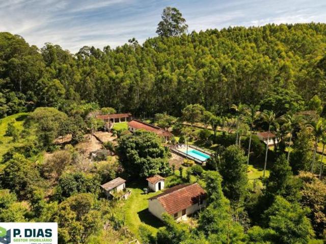 Sítio em Pedra Bela/SP: Casa Principal, Área de Lazer e Pomar Prontinho para Morar