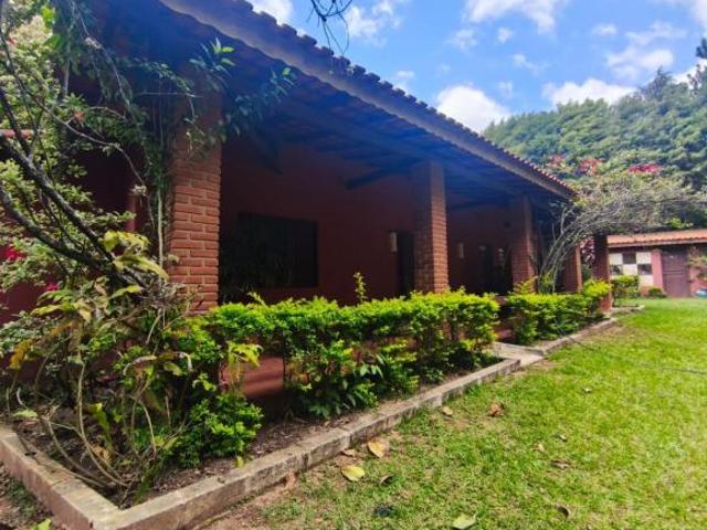 Sítio para Venda em Mairinque, 4 dormitórios, 2 suítes, 3 banheiros, 1 vaga