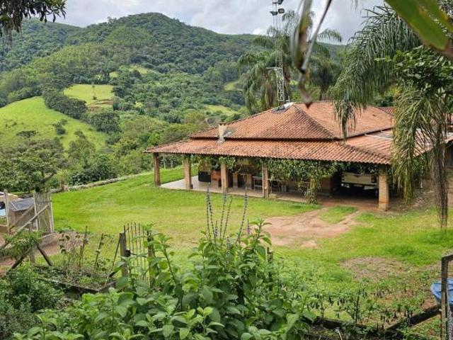 Sítio para Venda em Pedra Bela, zona rural, 5 dormitórios, 1 suíte, 3 banheiros