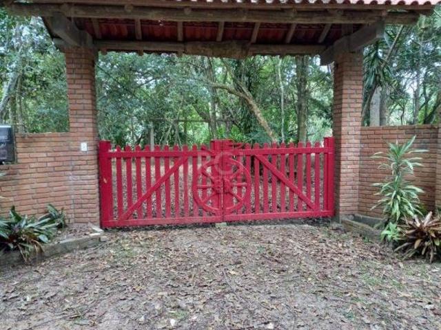 Sito à venda no Lami, com casa com quartos, 1 banheiro e piscina