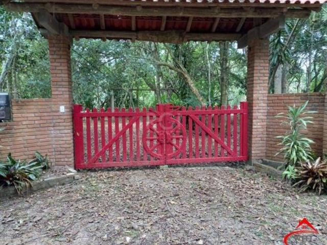 Sito à venda no Lami, com casa com quartos, 1 banheiro e piscina