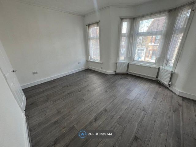 Sixth Avenue, London E12, 1 bed flat to rent, £1,275 pcm | PrimeLocation